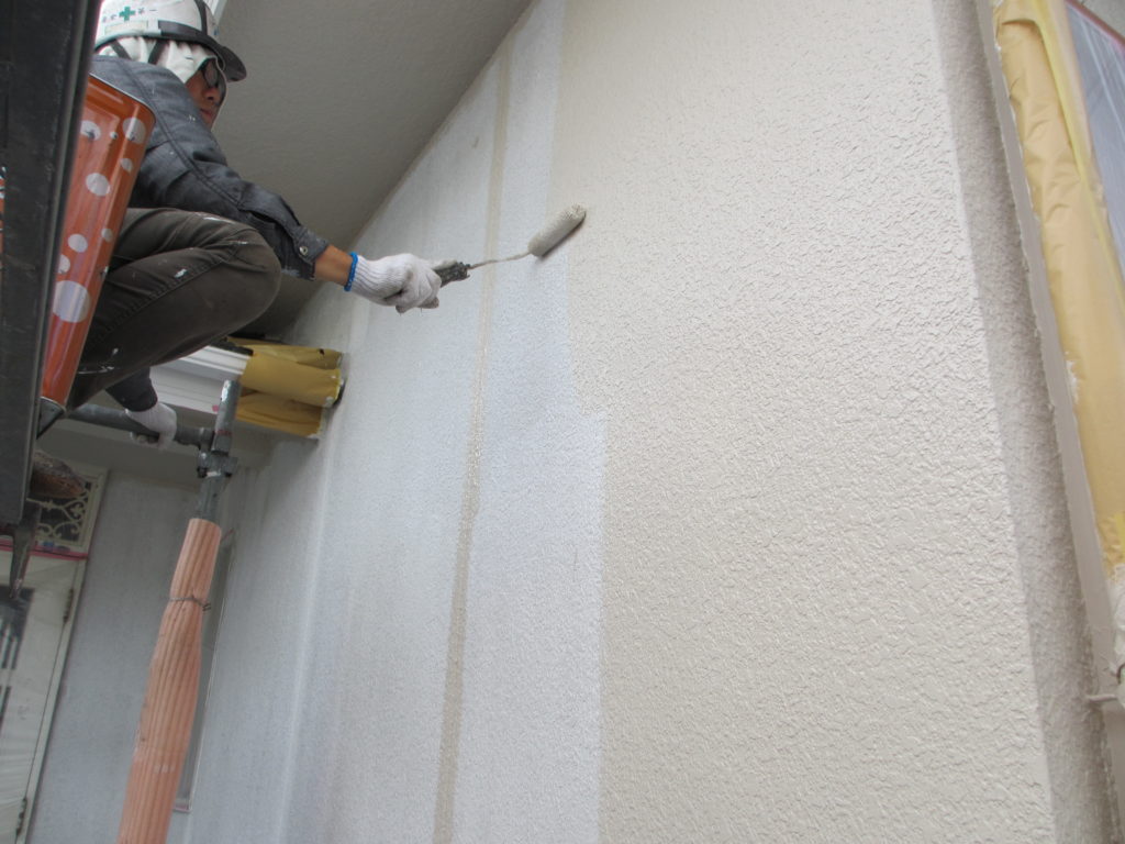 外壁・掃除手直しと屋根の下地処理（下塗り）付帯部の施工｜スキザキ塗装